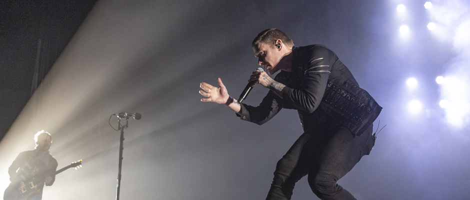 An explosive Shinedown commands an arena’s worth of attention - Chicago ...